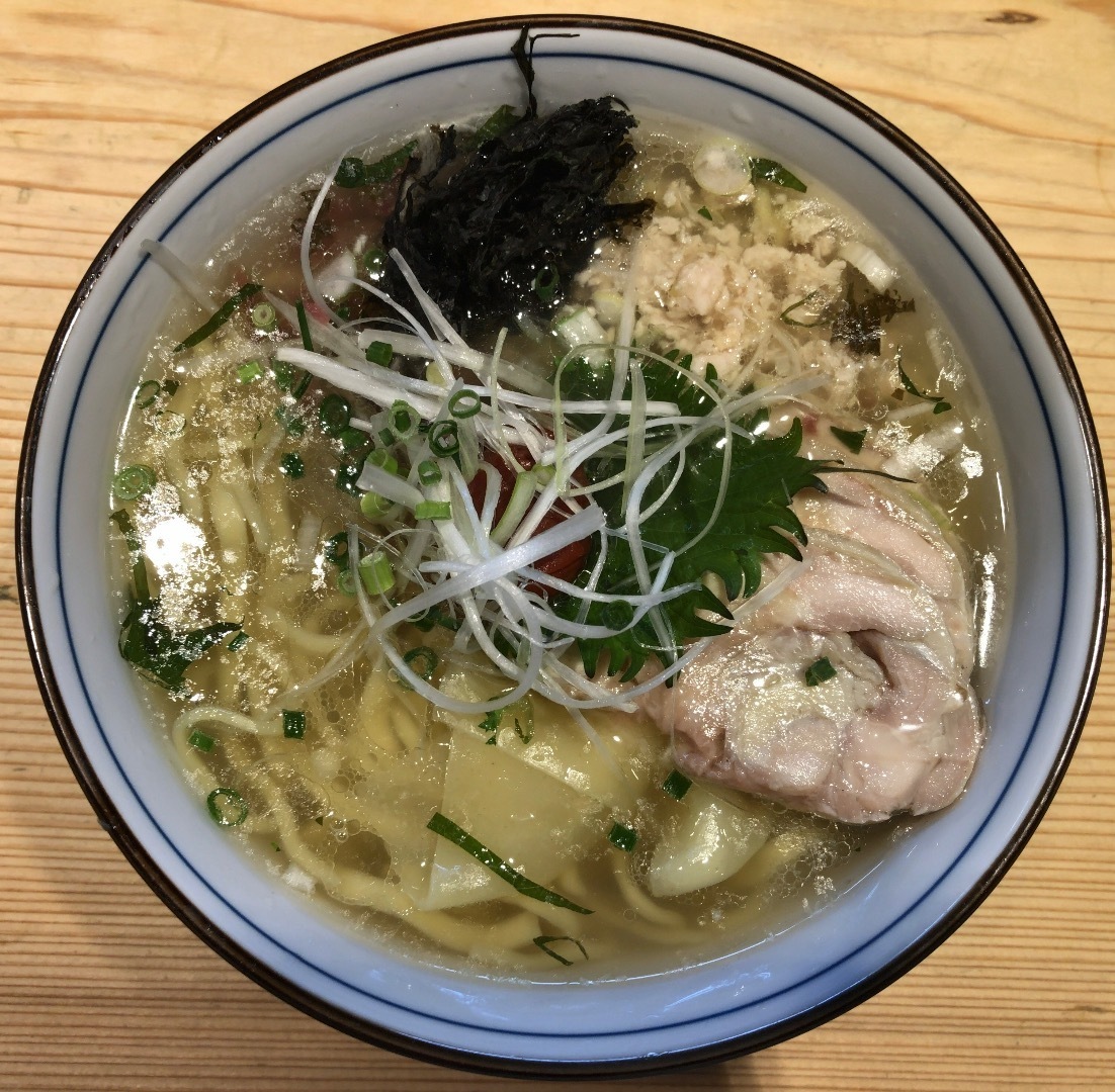 春菊なしのも激ウマ！鶏油に梅干サッパリ〜16杯目塩らー麺 本丸亭 横浜店: 工藤ハジメの墓石（はかいし）はラーメンどんぶりにしてくれ！