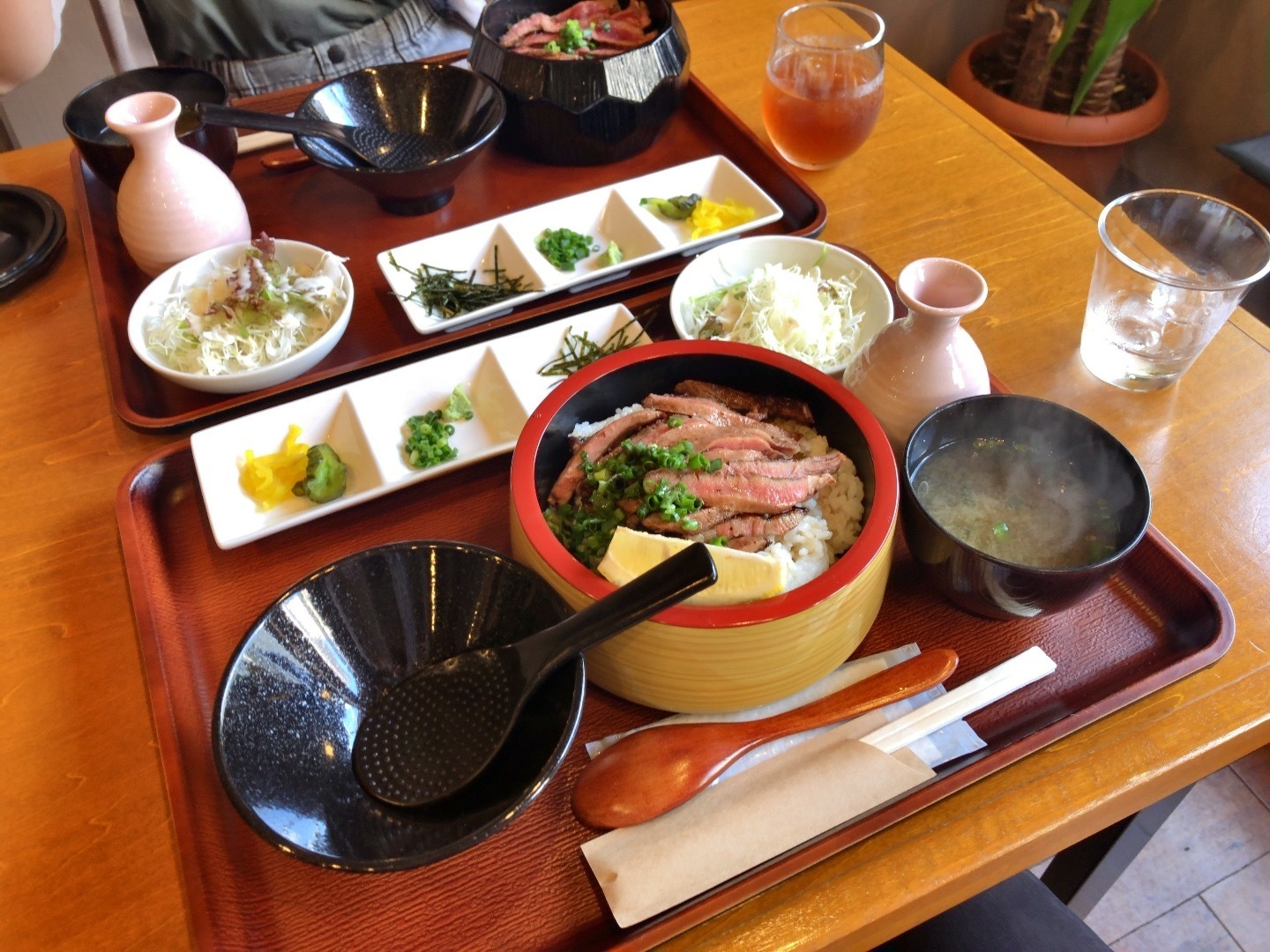 ひつまぶし、炙り牛タンも美味い〜番外編 みーと酒場 肉の飯: 工藤ハジメの墓石（はかいし）はラーメンどんぶりにしてくれ！